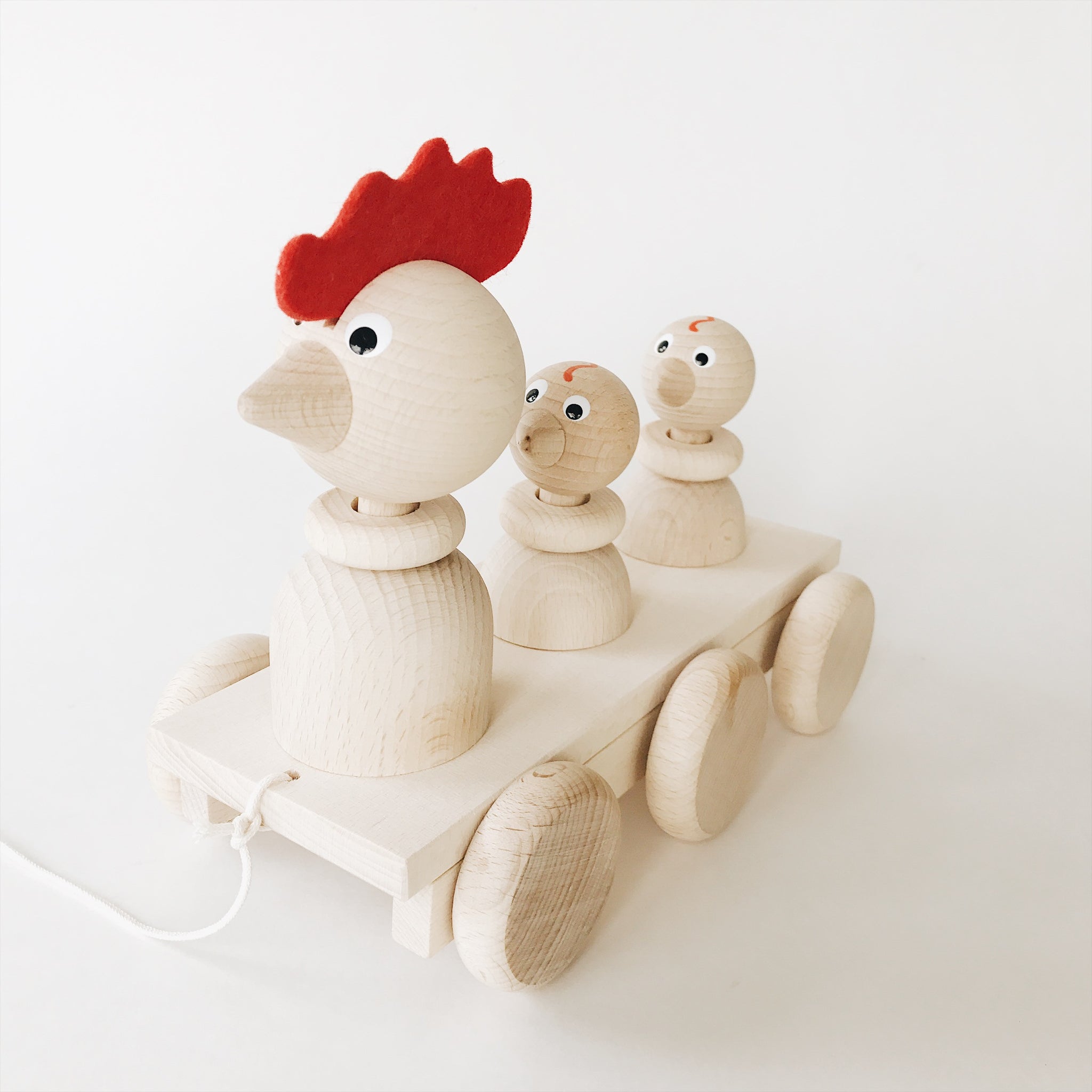 Wooden Pull-Along Rooster and Chicks– Andnest